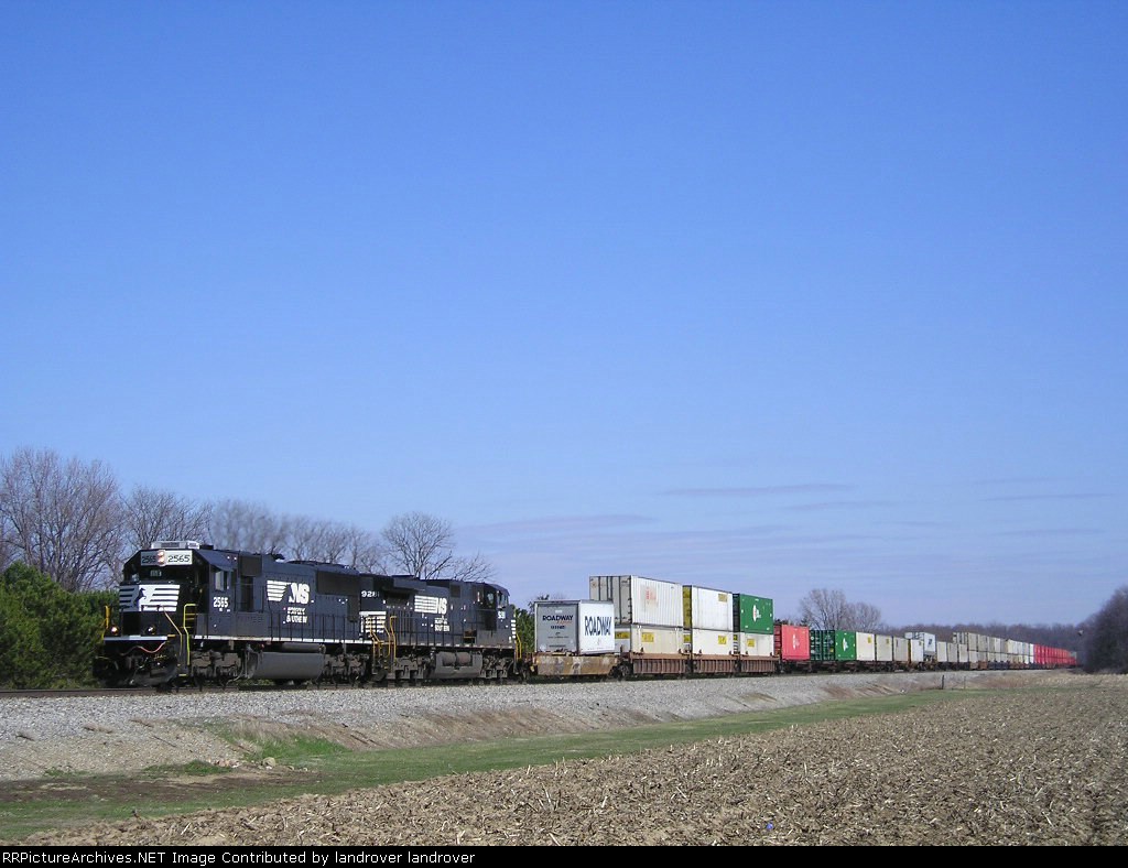 NS 2565 On NS 282 Westbound